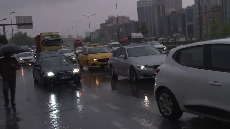 İstanbul'da yağmur trafiği: Yoğunluk yüzde 76'ya ulaştı | NTV Haber
