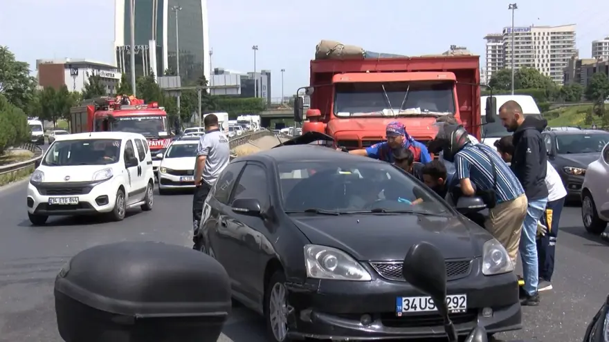 İstanbul’da Basın Ekspres’i kilitleyen kaza: Kamyon arıza yapan araca ...