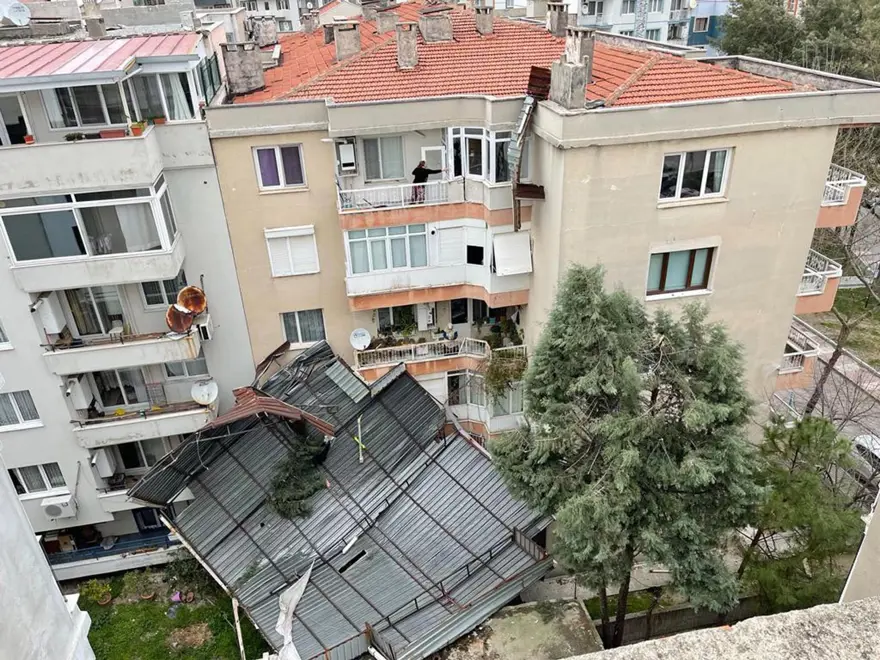 Manisa'da kum fırtınası: Binaların çatısı uçtu, araçlar hasar gördü ...