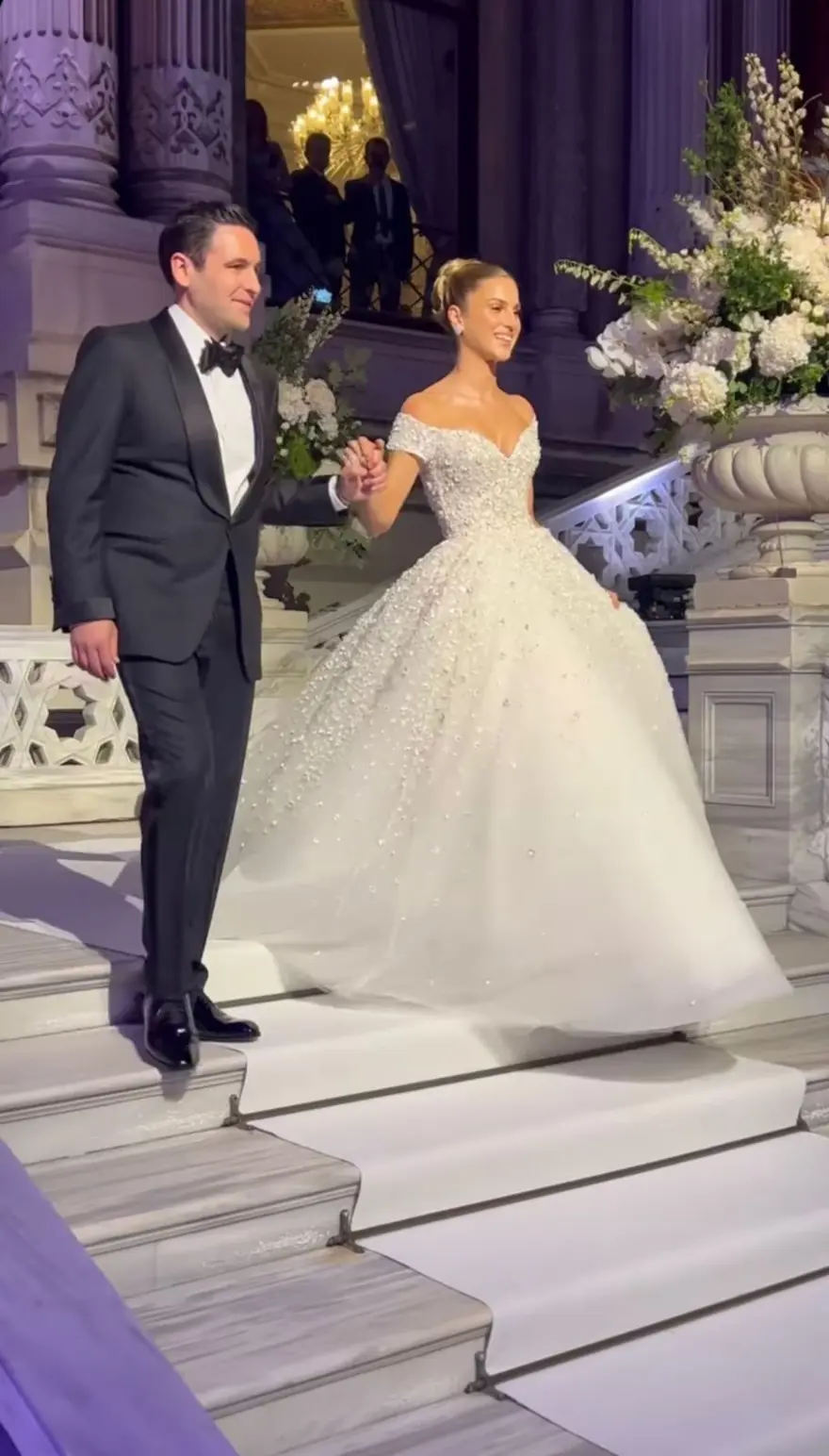 Nazlı Kayı'nın Hacı Sabancı ile düğününde giydiği gelinliğe dair ...