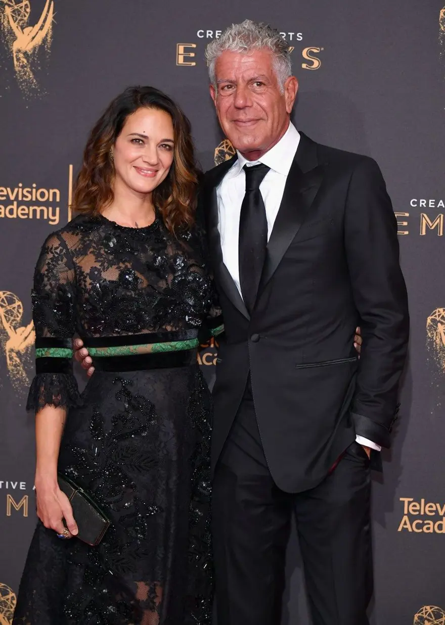 İntihar eden şef Anthony Bourdain’ın ardından sevgilisi Asia Argento ...