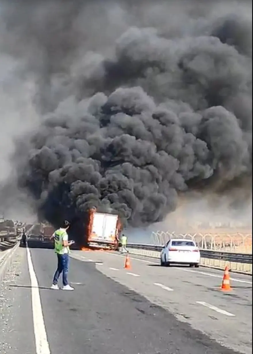 Şekerleme yüklü TIR'ın dorsesi alev alev yandı | NTV Haber