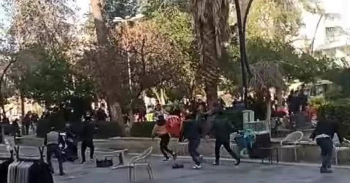 İlçeyi savaş alanına çeviren bıçaklı kavga: 8 yaralı | NTV Haber