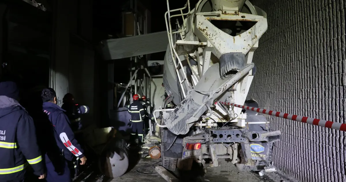 Faciadan dönüldü: Otomobile çarpan beton mikseri köprüden düştü | NTV Haber