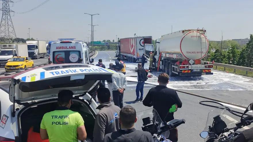 İstanbul'da trafiği durduran kaza: TEM'de Mahmutbey yönü kapandı | NTV ...